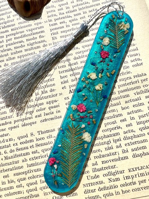 Segnalibro artigianale turchese con veri fiori - Shades by Karmen Segnalibro artigianale turchese con veri fiori - Shades by Karmen
